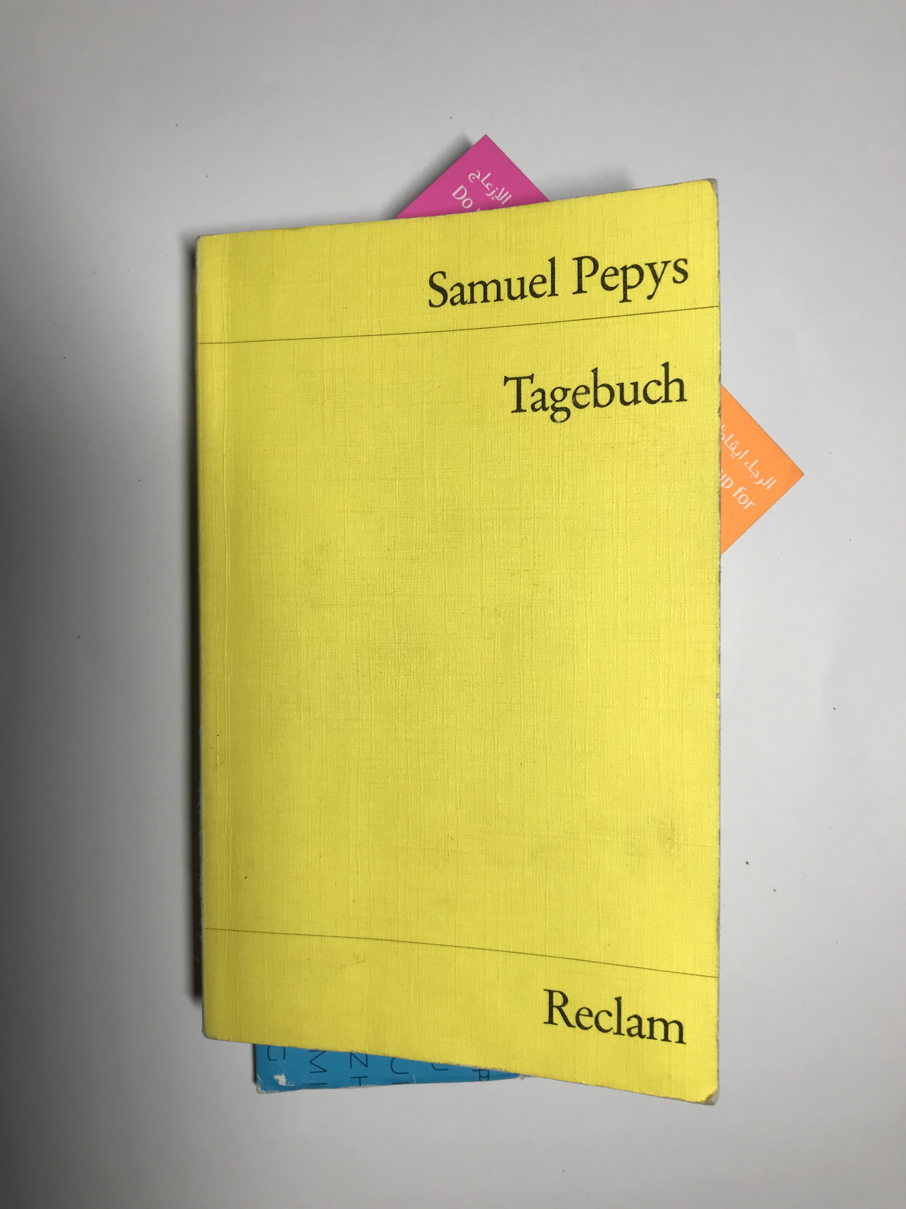 Reclam-Hefte bei Samuel Pepys ganz vorne im Regal | Bücheratlas