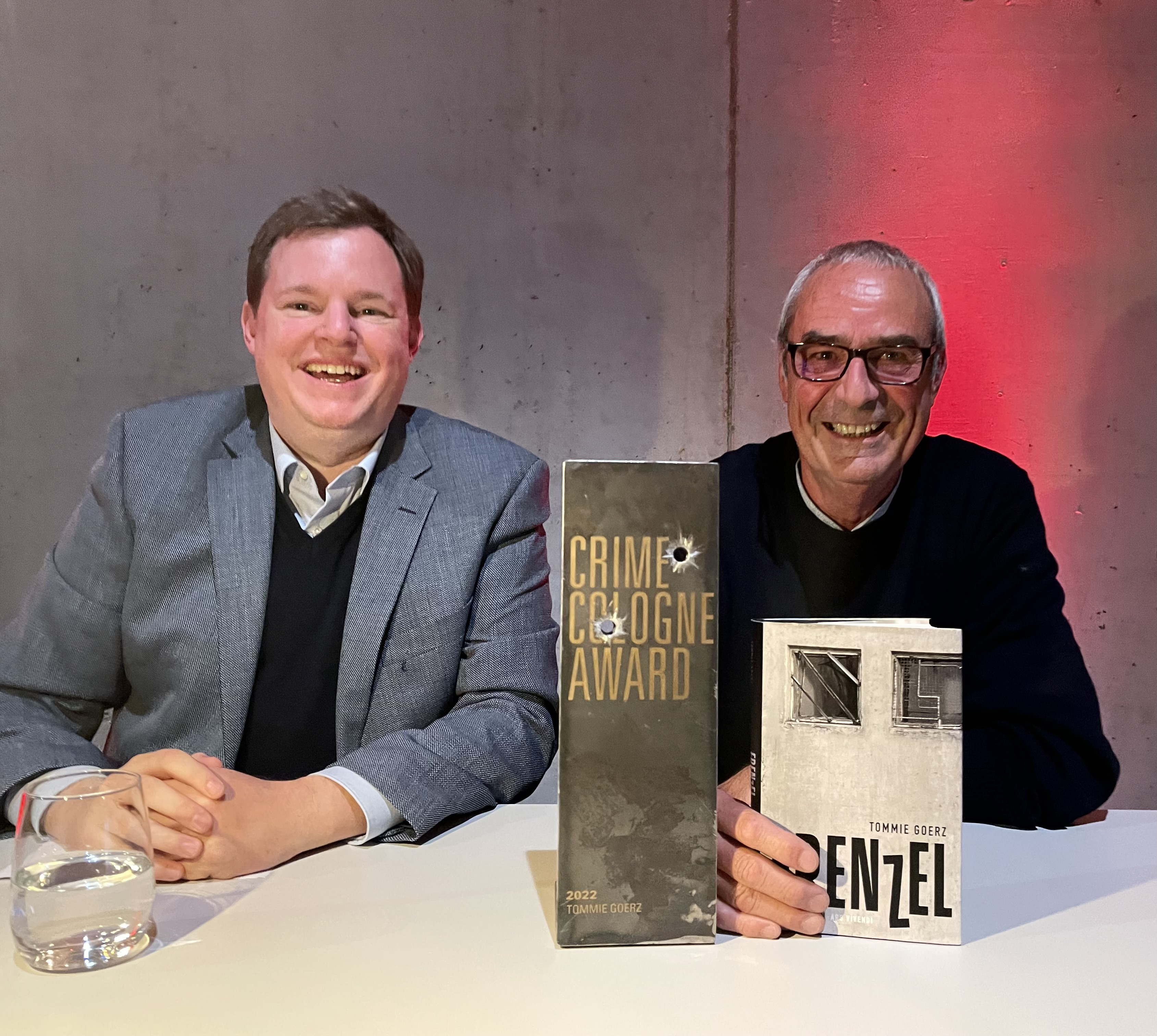 Das Lächeln des Siegers: Tommie Goerz erhält für seinen Roman „Frenzel ...