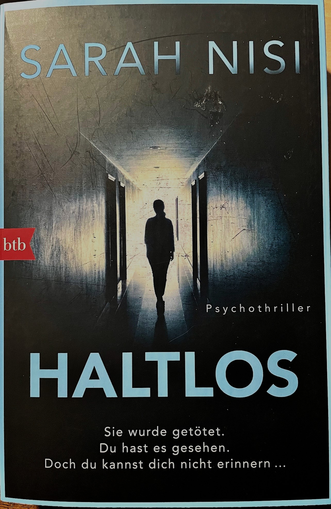 Sturz in der Londoner U-Bahn: Sarah Nisis Psychothriller „Haltlos“ ist ...
