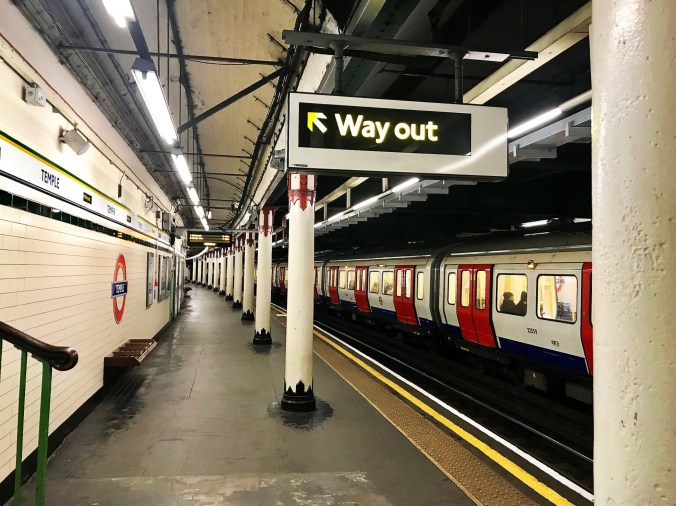 Sturz in der Londoner U-Bahn: Sarah Nisis Psychothriller „Haltlos“ ist ...